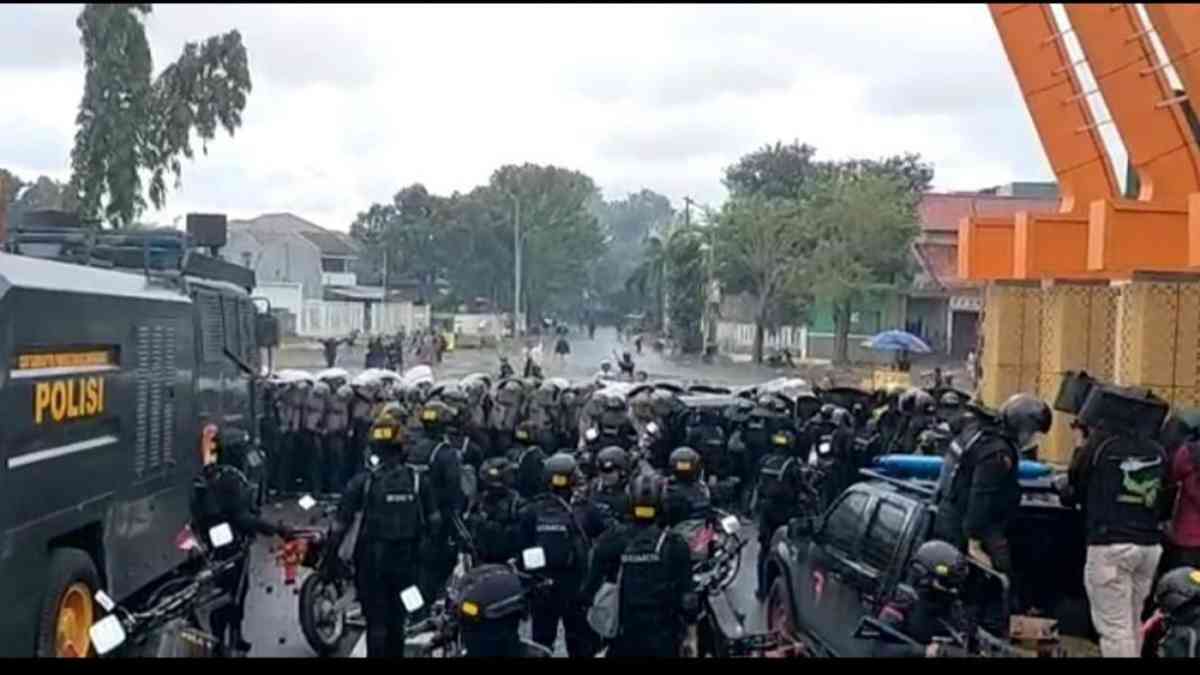 Suporter PSIS Rusuh, Polisi Tembakan Gas Air Mata
